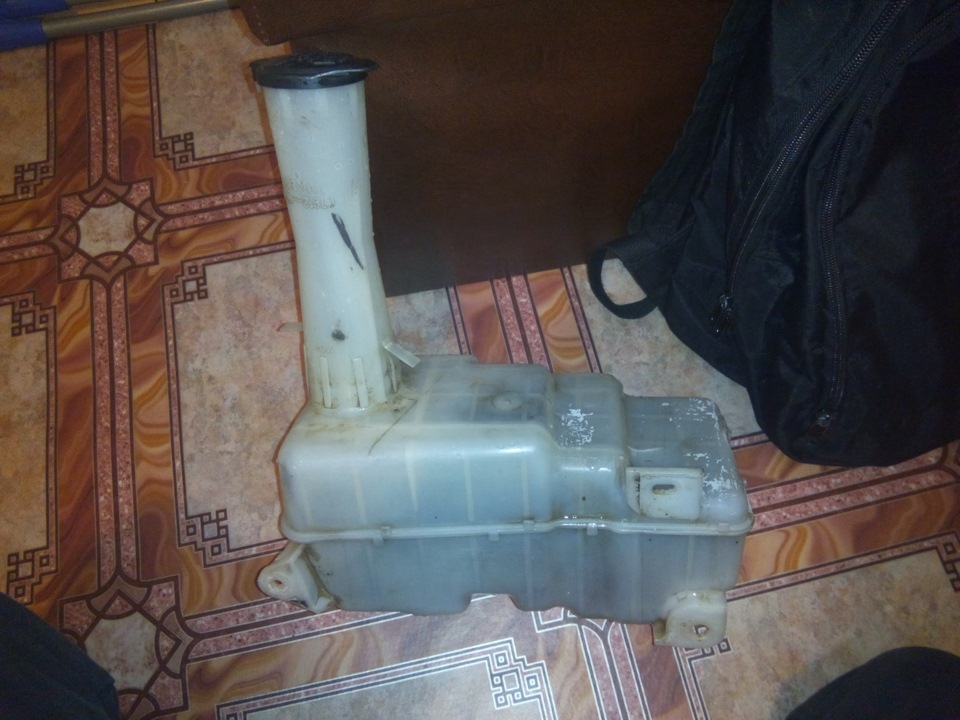 Бачок и моторчик омывателя — Toyota Corsa (5G), 1,5 л, 1995 года ...