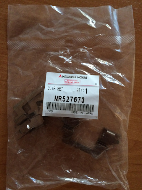 MR527673 Монтажный комплект тормозных колодок. Передняя ось Mitsubishi ...