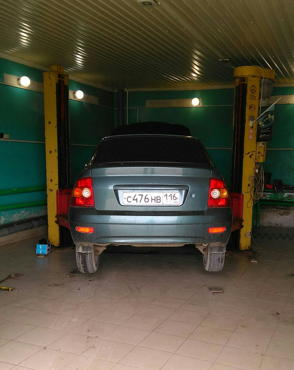 Опорники стоек — Lada Приора хэтчбек, 1,6 л, 2009 года | визит на ...