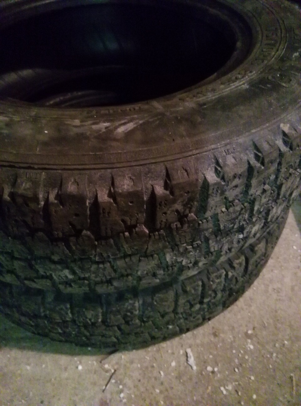 Подарю 2 зимних покрышки 175/70/13 — Volkswagen Passat B2, 1,8 л, 1987 ...