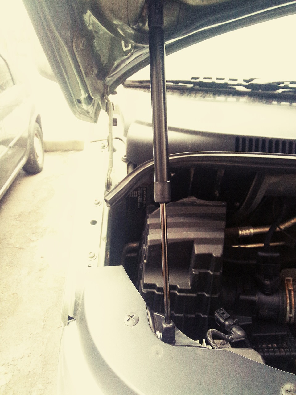 Амортизатор на капот — Volkswagen Transporter T5, 1,9 л, 2008 года ...