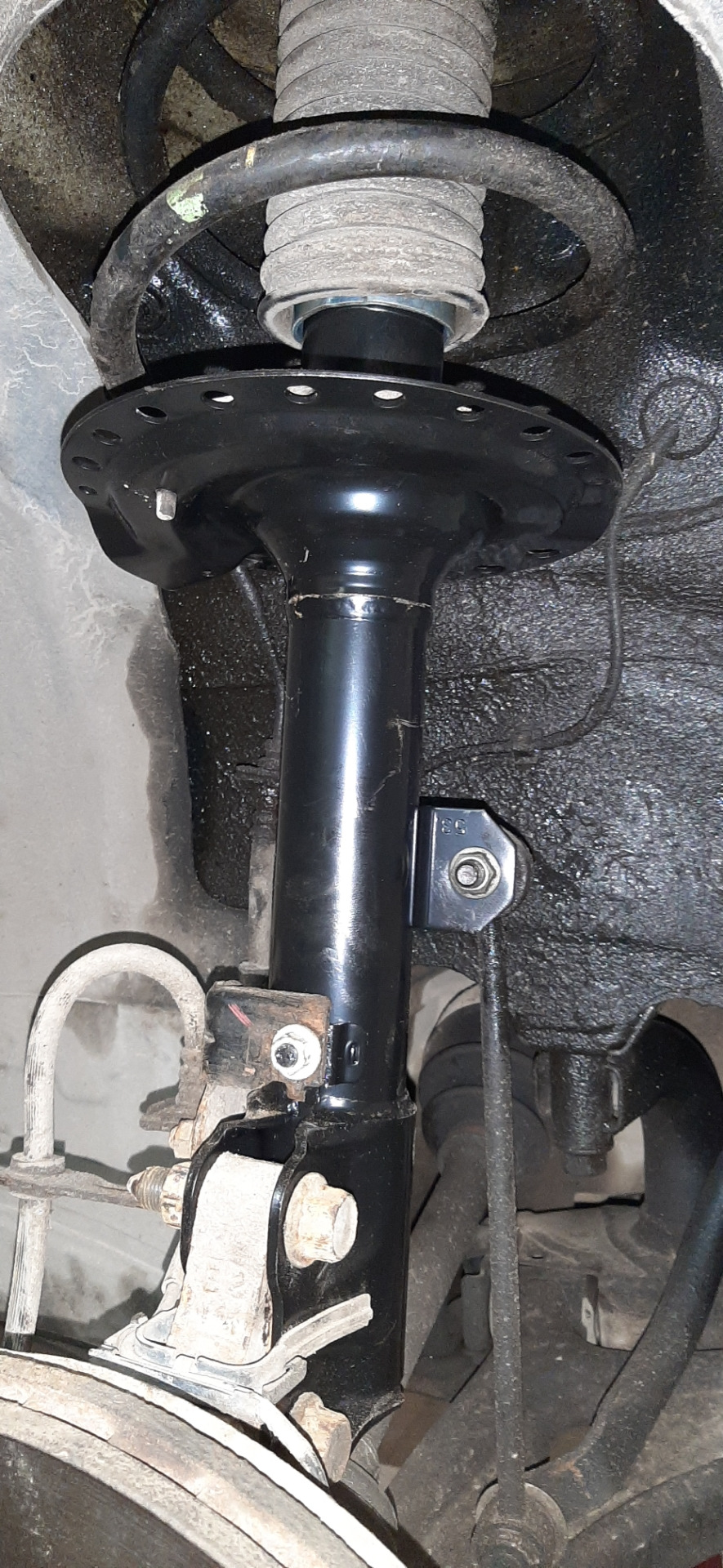 Передние амортизаторы KYB; Глушитель 1571B488 (1571B134, 1571B667 ...