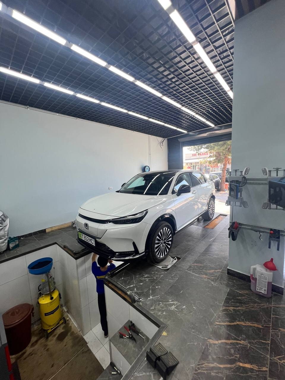 Замена масла в редукторе. — Honda e:NS1, 2022 года | визит на сервис ...