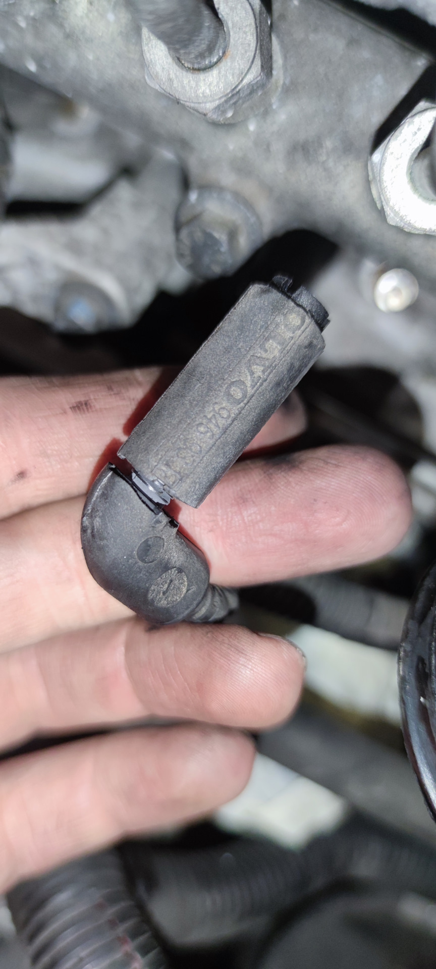 Лопнул наконечник свечи накала. — Volvo V70 II, 2,4 л, 2005 года ...