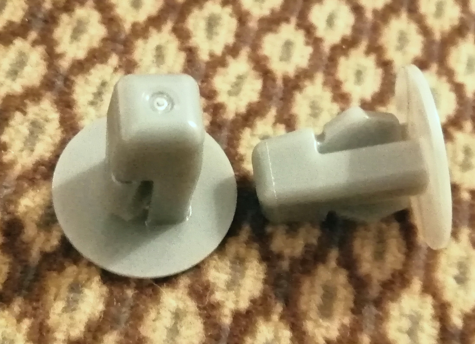 Нижние пистоны подкрылка 9018906230 — Toyota Corolla Fielder (E160), 1 ...