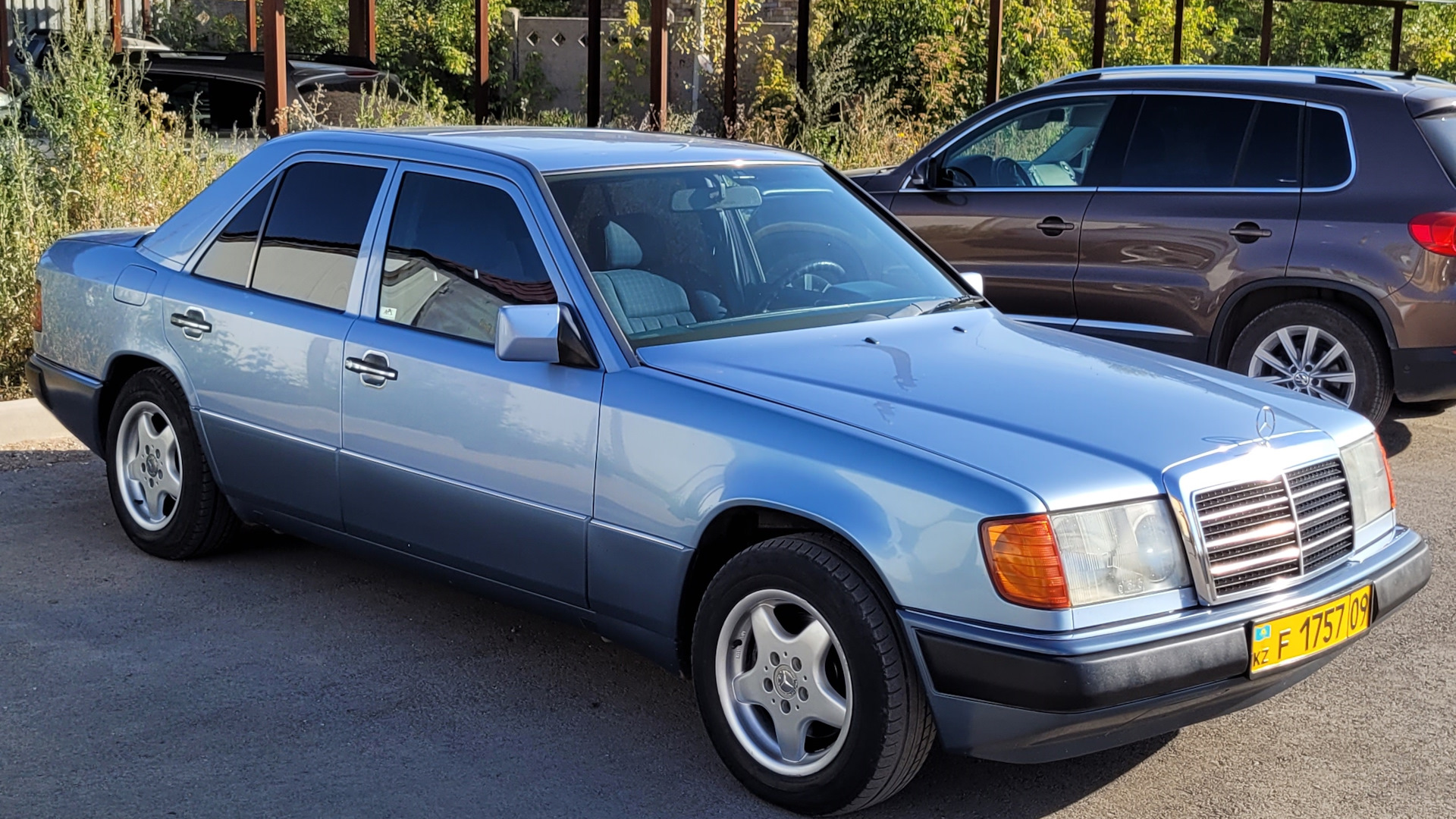 Mercedes-Benz E-class (W124) 2.3 бензиновый 1991 | 2.3 M102 Небесный на ...