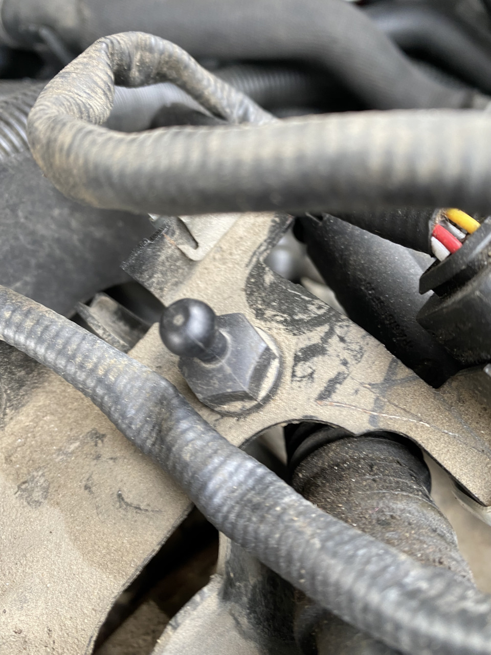 Опоры крепления декоративной крышки двигателя — BMW X5 (F15), 4,4 л ...