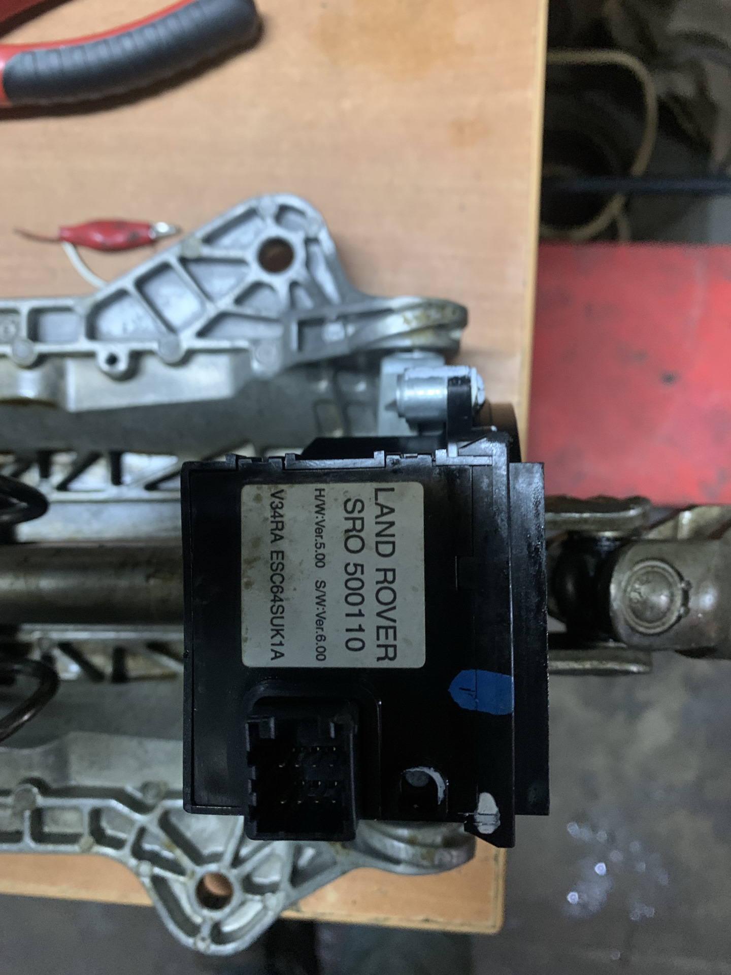 Замена датчика положения рулевого колеса — Land Rover Discovery III, 4 ...