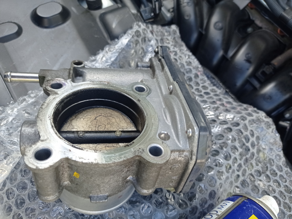 Чистка дроссельной заслонки — Toyota Corolla Rumion, 1,8 л, 2015 года ...
