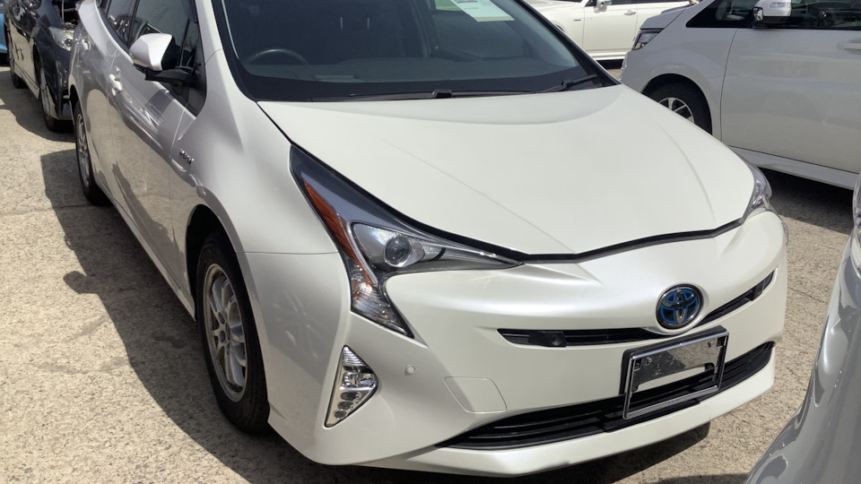 Toyota Prius (50) 1.8 гибридный 2017 | E-Four White Pearl на DRIVE2