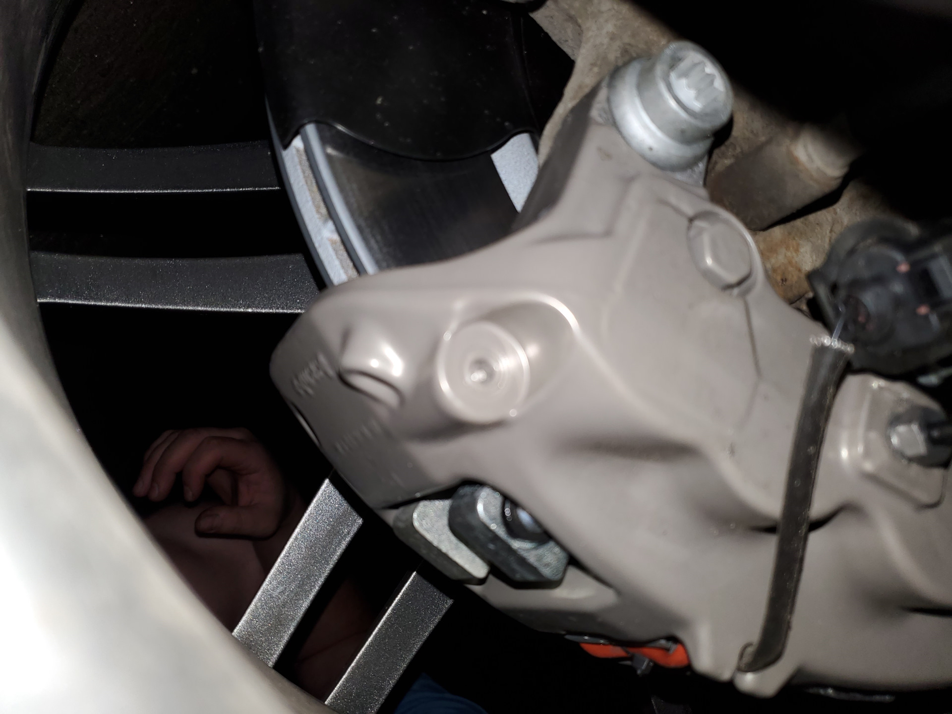 Тормоза 358мм "взад" + замена щитка без снятия ступицы — Audi Q7 (1G ...