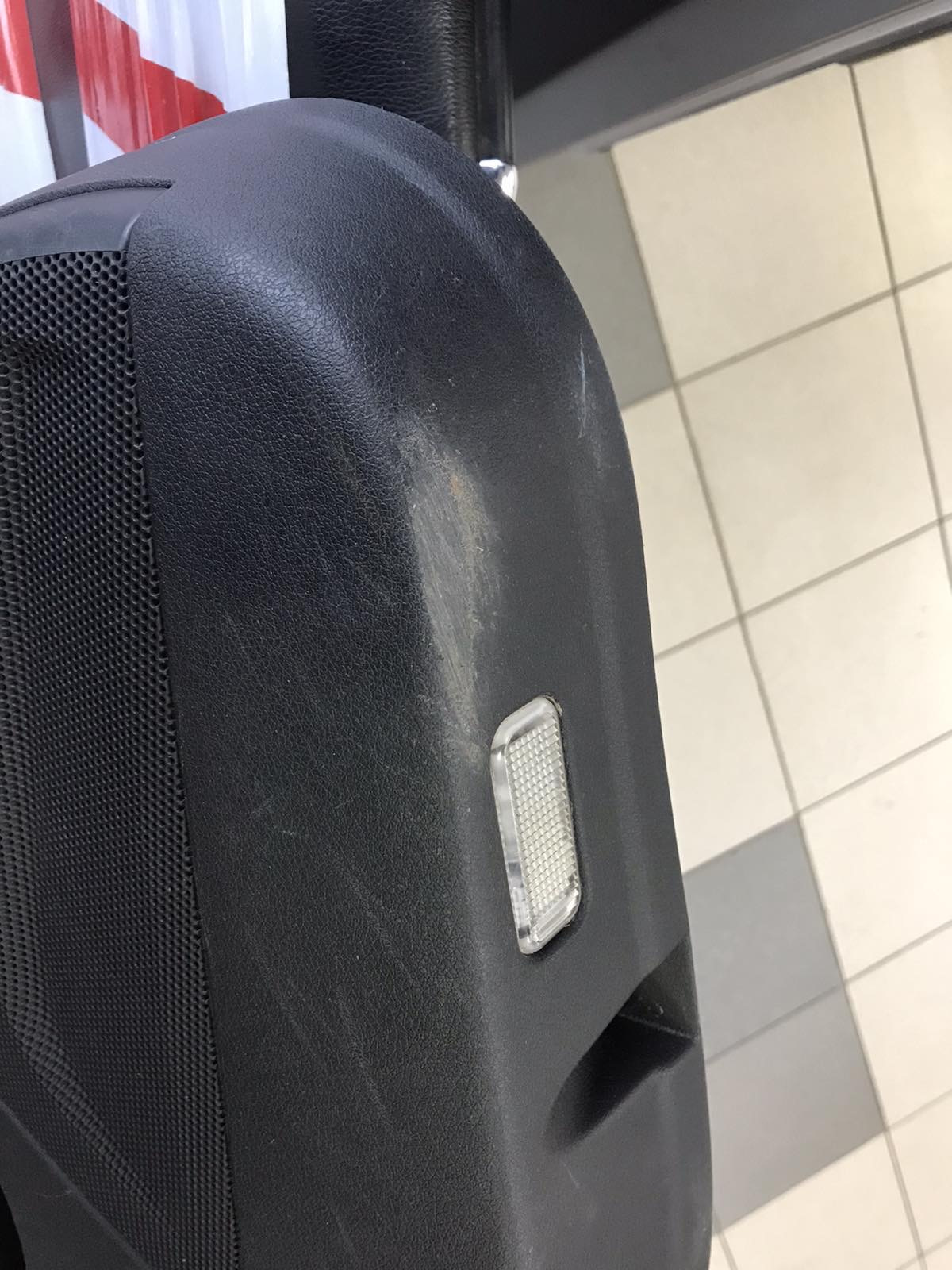 Установка оригинальных солнцезащитных шторок в задних дверях Audi Q5 ...