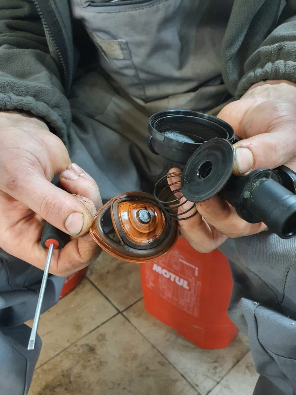 Порвался маслоотделитель (сапун) — Audi A3 (8P), 1,8 л., 2007 года ...