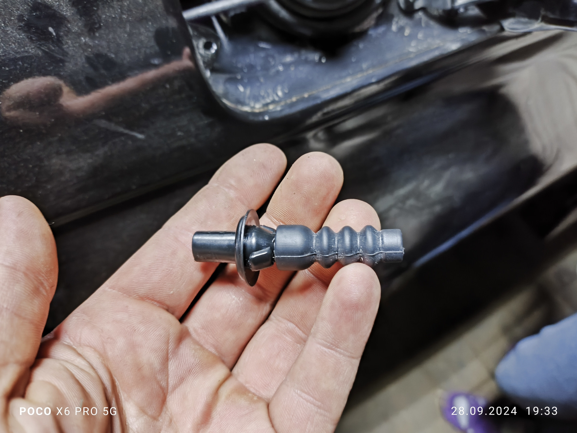 Направляющая активатора лючка бака — BMW 5 series (E39), 2,5 л, 1997 ...