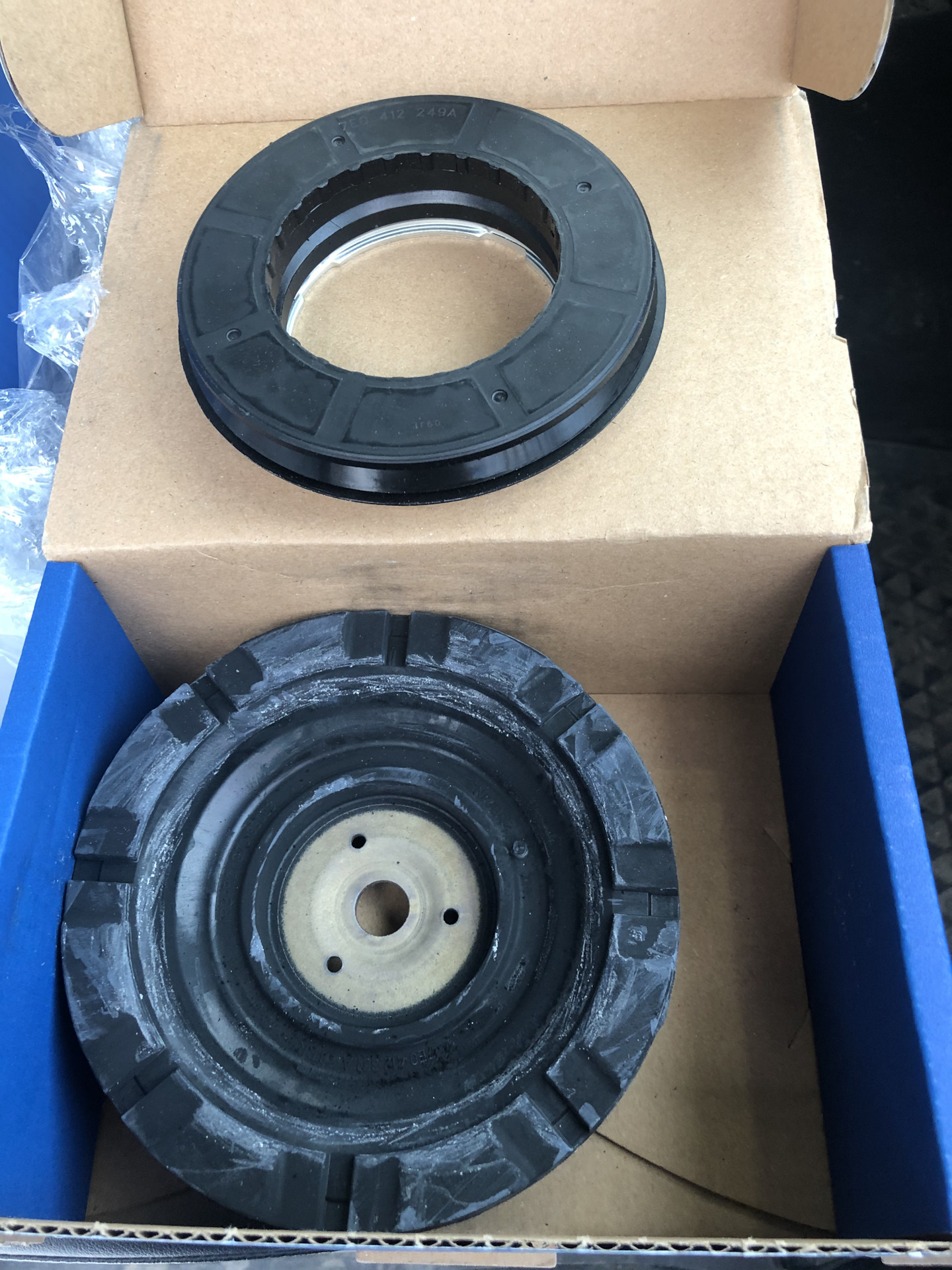 Замена верхних опор амортизатора — Volkswagen Multivan (T6), 2 л, 2015 ...