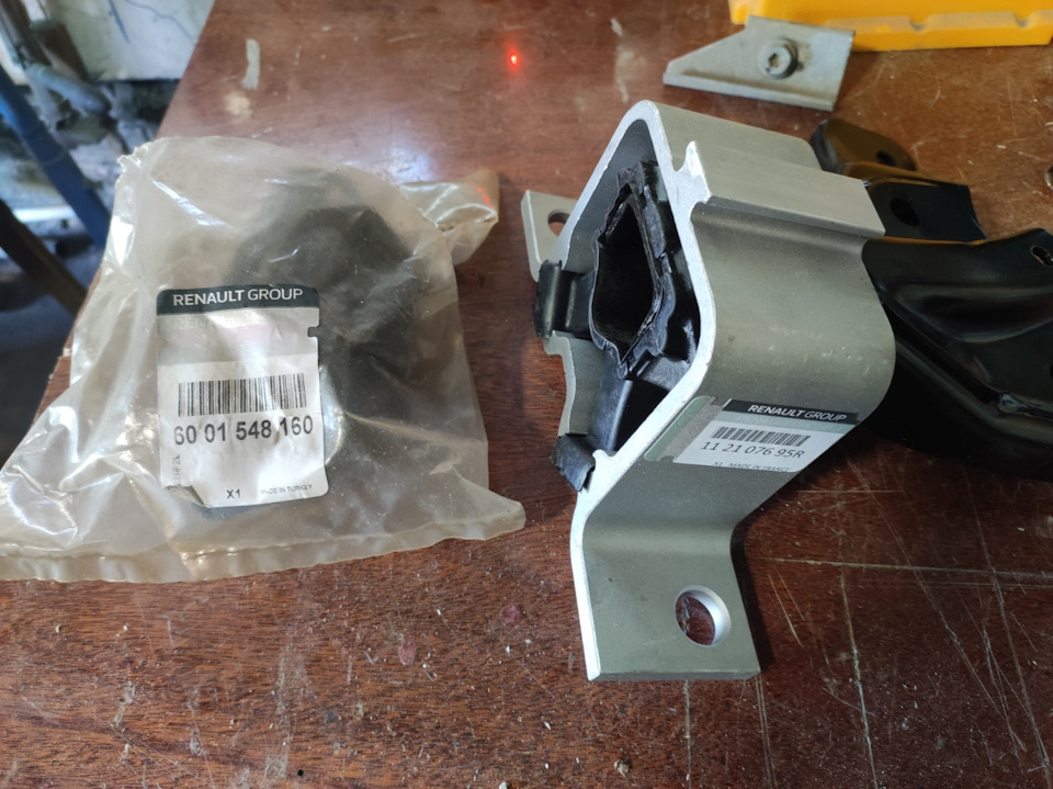 Подушки двигателя — Lada Ларгус, 1,6 л, 2013 года | запчасти | DRIVE2