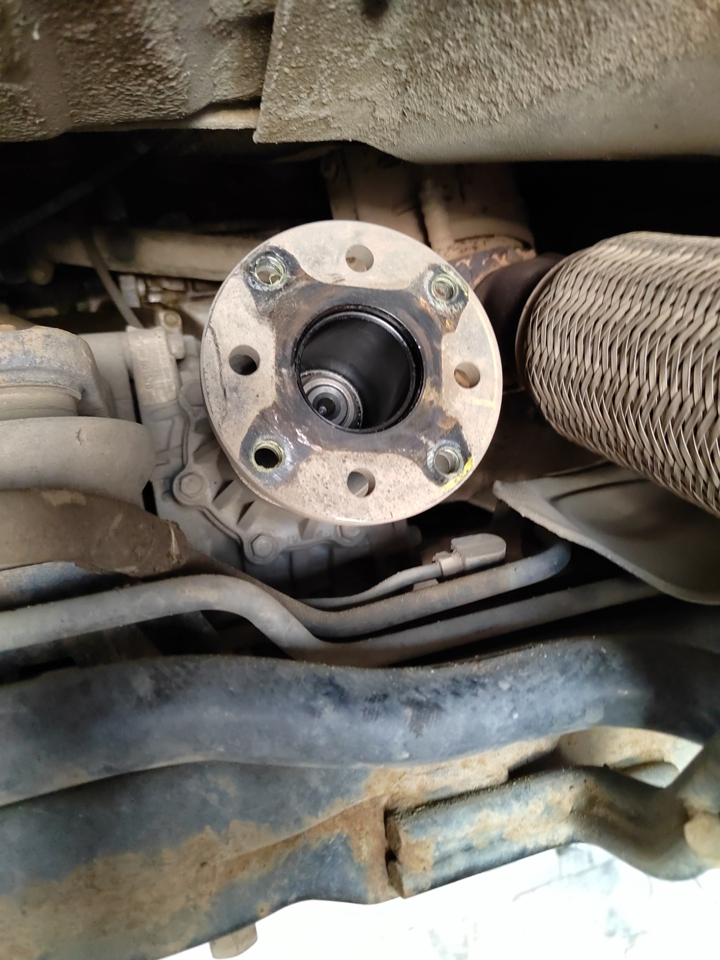 подвесной подшипник — KIA Sorento (2G), 2,4 л, 2010 года | поломка | DRIVE2