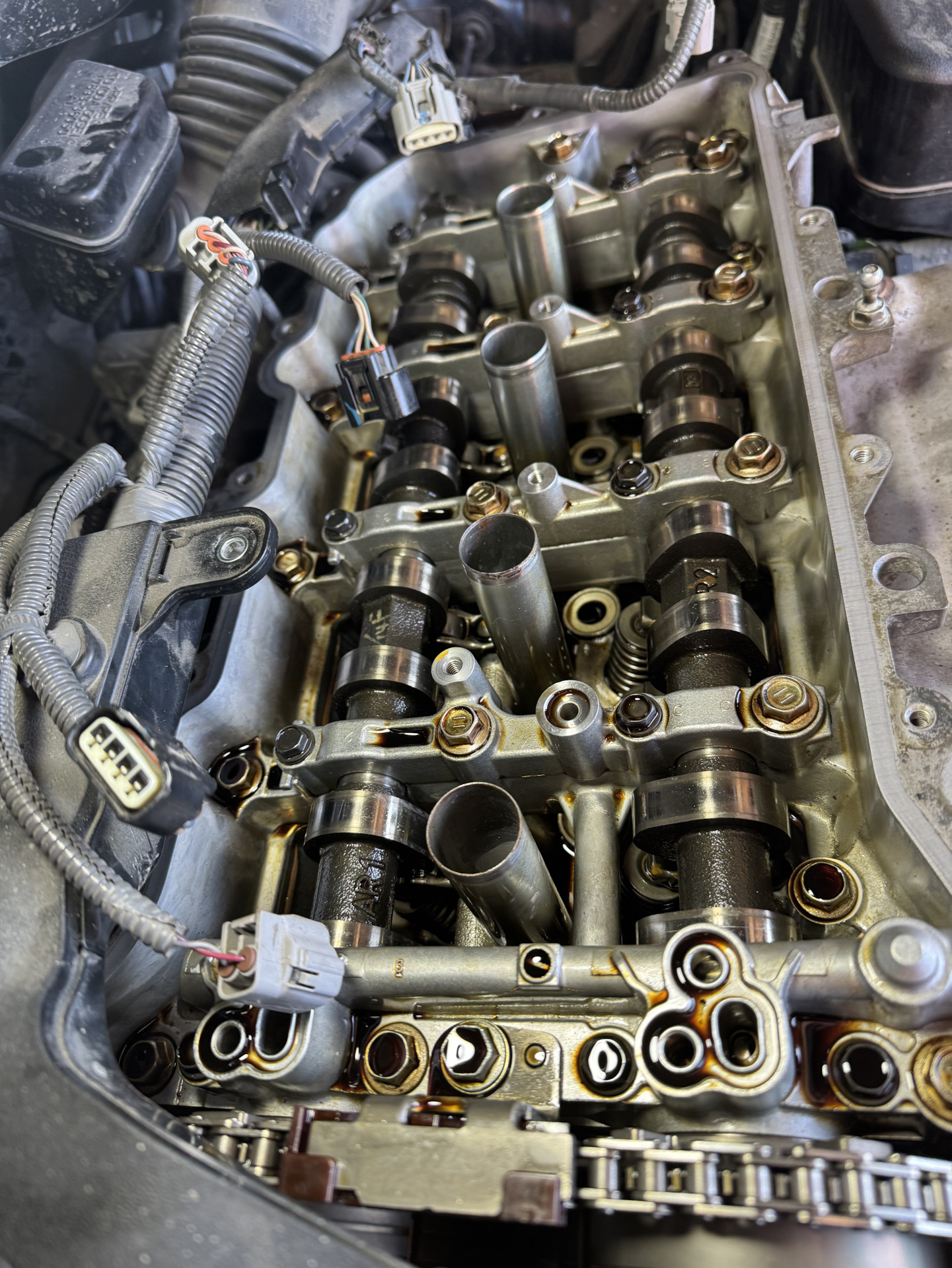 24. Замена прокладки клапанной крышки и датчика давления масла ...