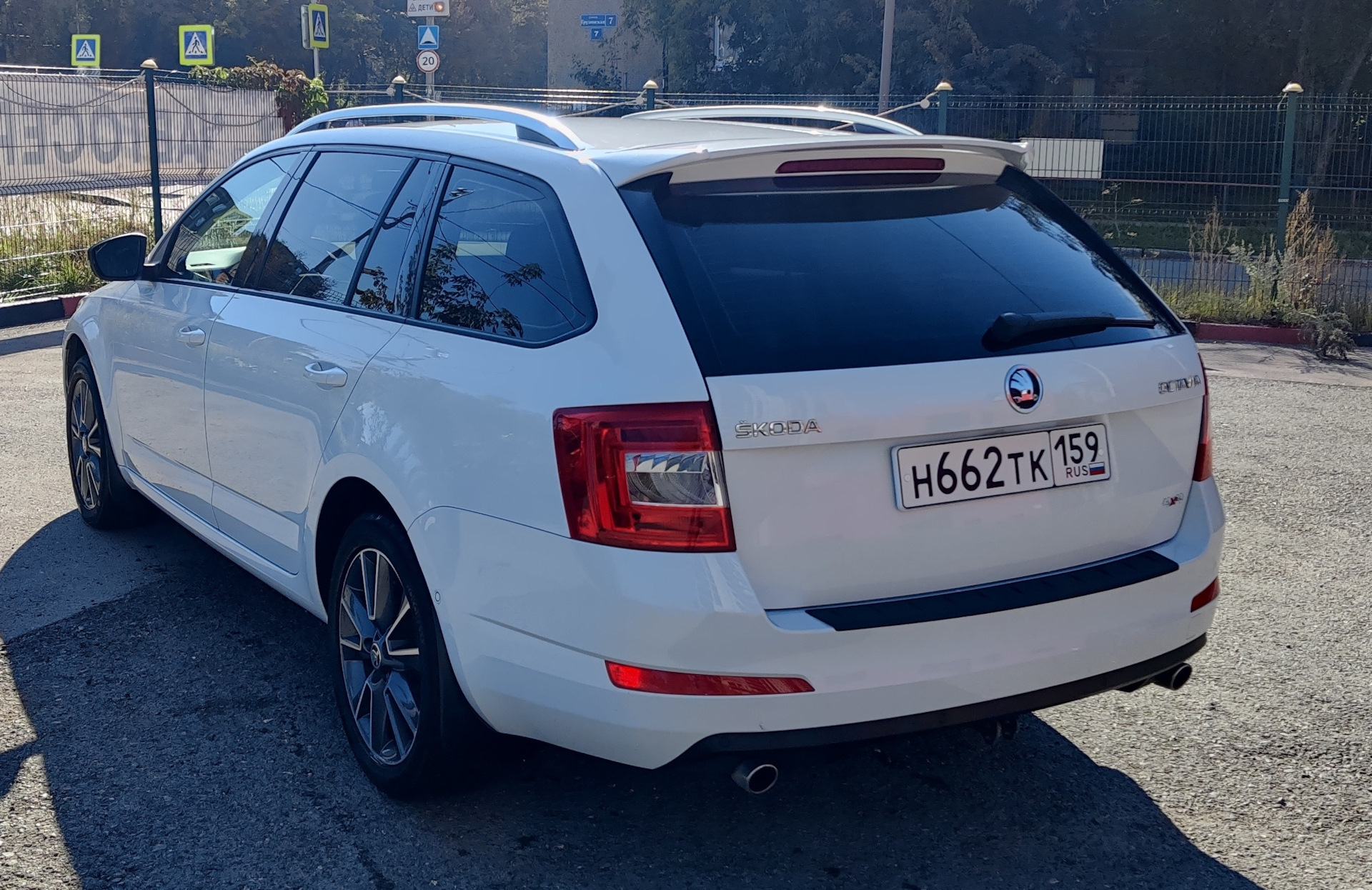 8. Черная решетка радиатора. Накладки на задние стекло. — Skoda Octavia Combi A7 Mk3, 1,8 л ...
