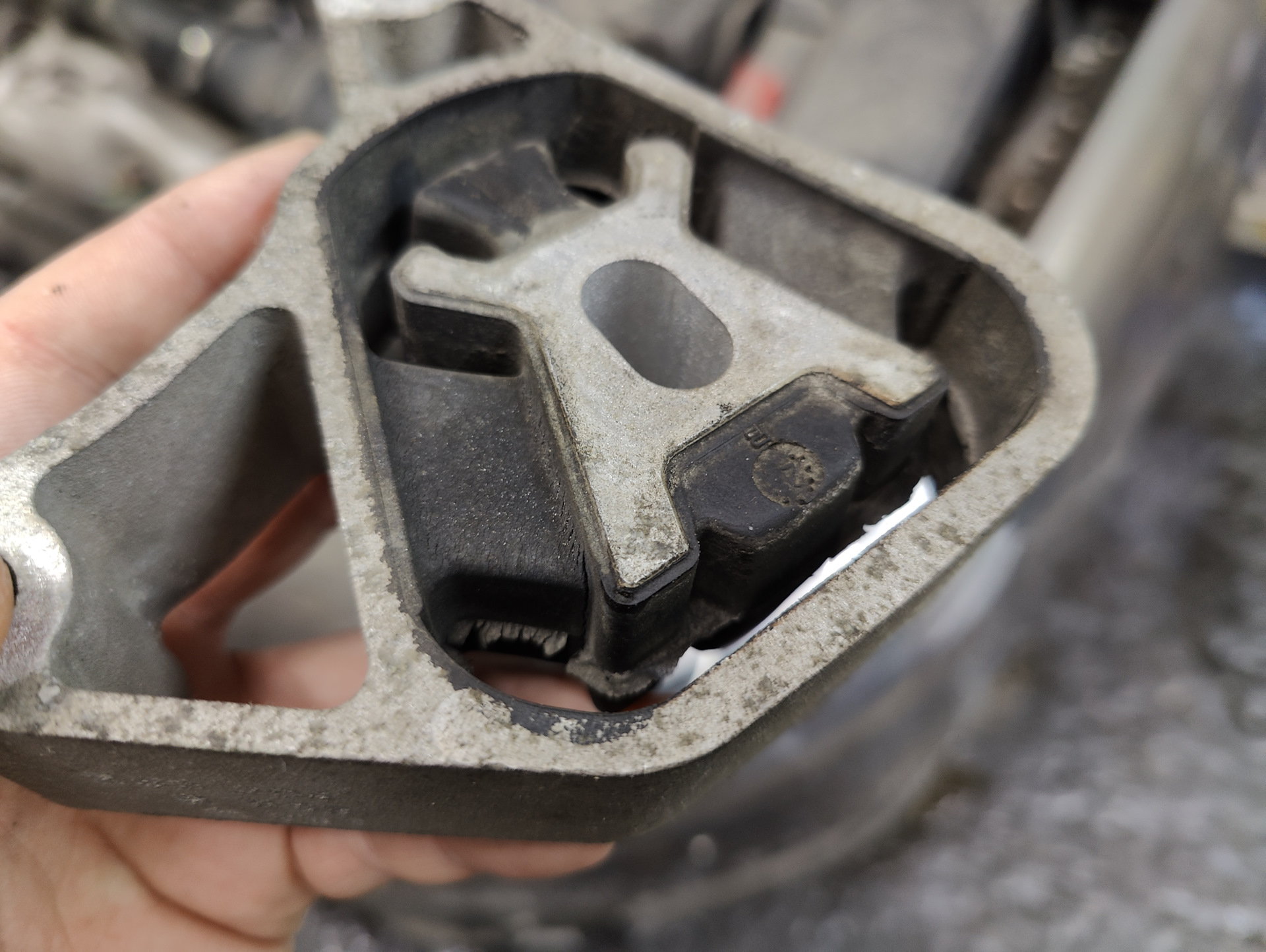 Ремонт: Замена опор двигателя — Mercedes-Benz B-Class (W246), 1,6 л ...