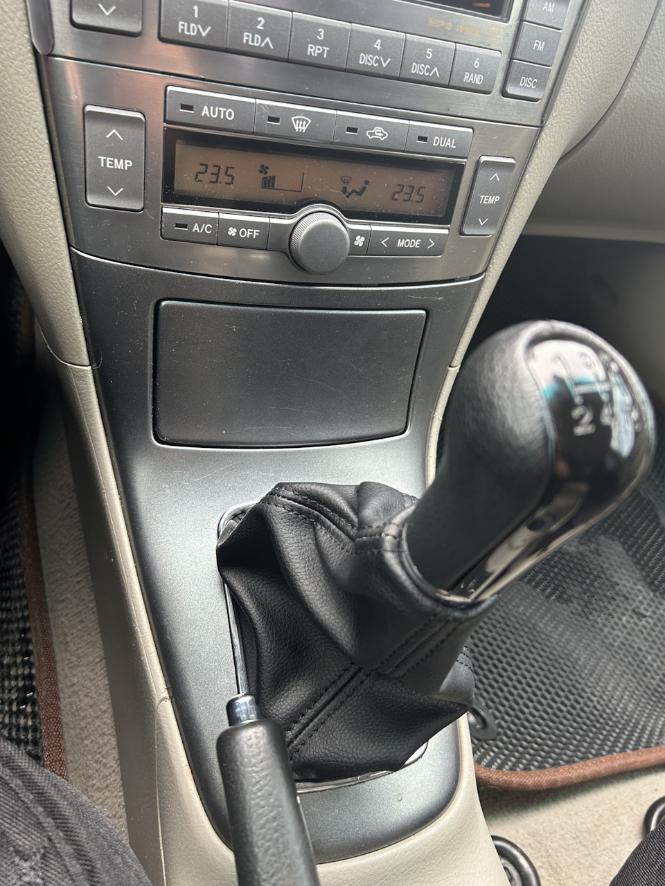 Перешил юбку ручки кпп и подлокотник — Toyota Avensis II, 1,8 л, 2007 ...