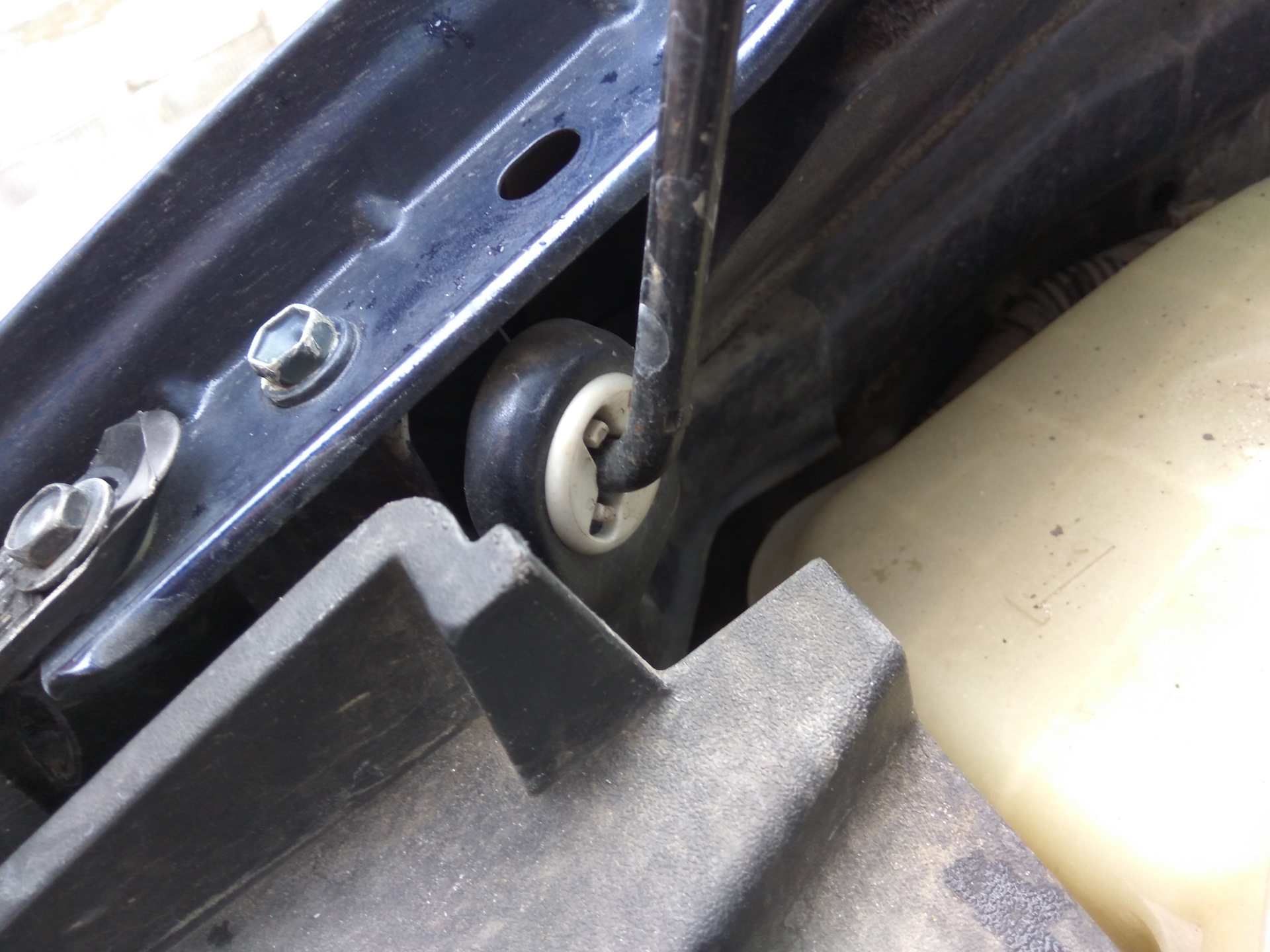 центровочная клипса держателя капота — Toyota Auris (1G), 1,6 л, 2008 ...