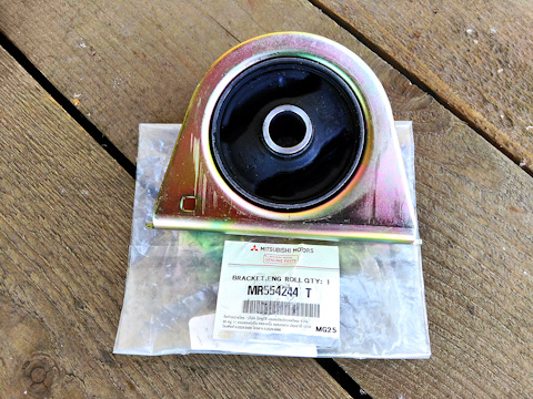 MR554244 Опора двигателя передняя OEM Mitsubishi | Запчасти на DRIVE2