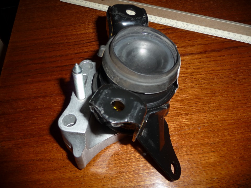 Замена опоры двигателя — Toyota Avensis II, 2 л, 2004 года | визит на ...