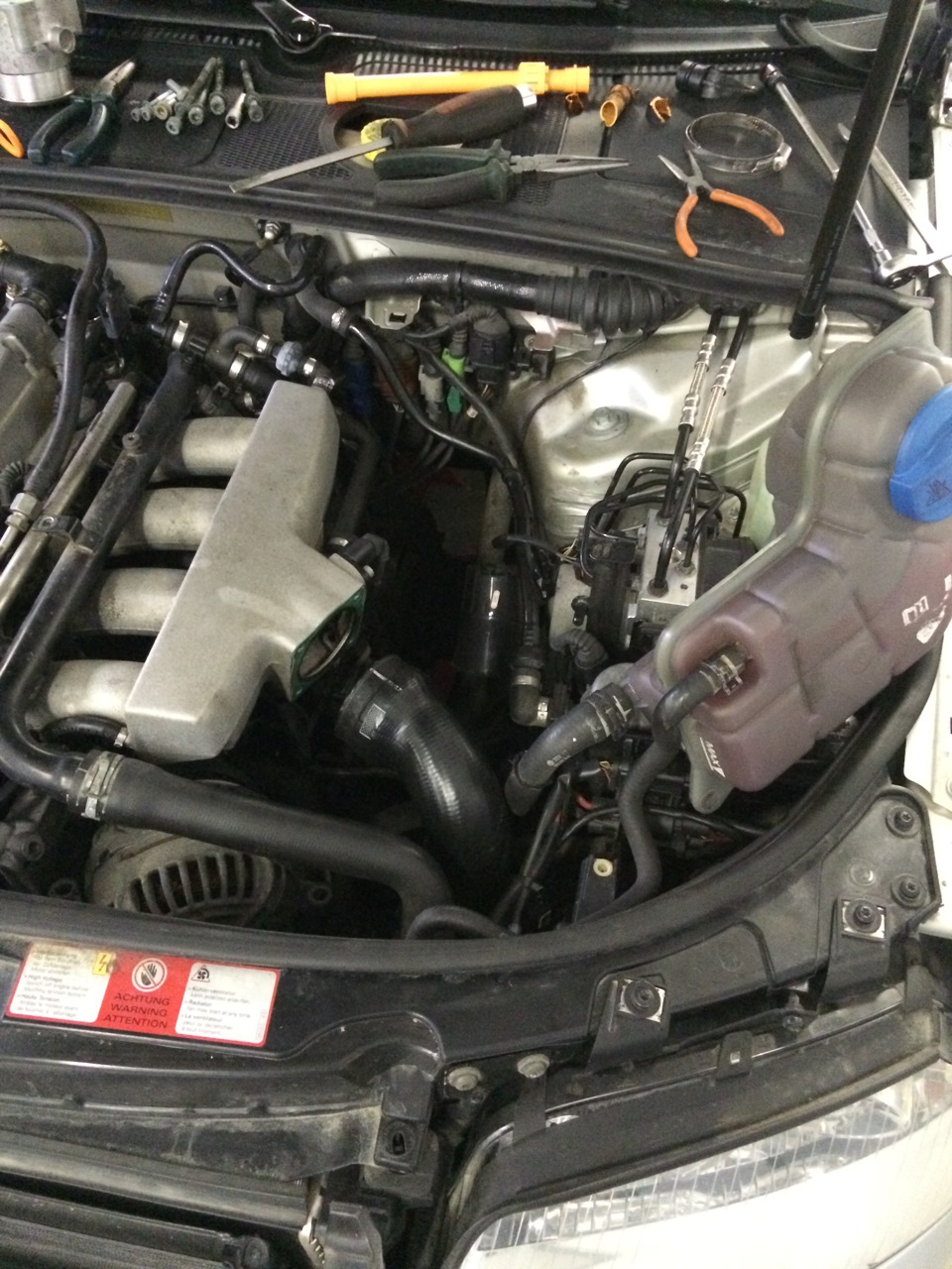 Замена заглушки системы охлождения VAG 06B 103 033 A — Audi A4 (B6), 1 ...