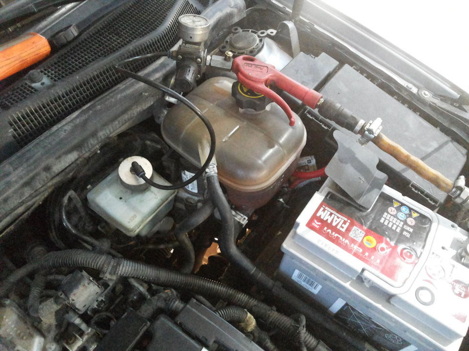 Замена тормозной жидкости — Opel Astra H, 1,8 л, 2008 года | своими ...