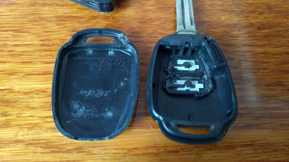 Замена батарейки в штатном ключе — Toyota RAV4 (IV), 2 л, 2013 года ...