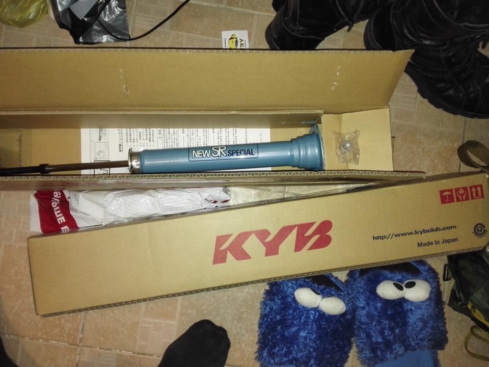 Задние стойки KYB New SR — Toyota Mark II (110), 2,5 л, 2002 года | своими руками | DRIVE2