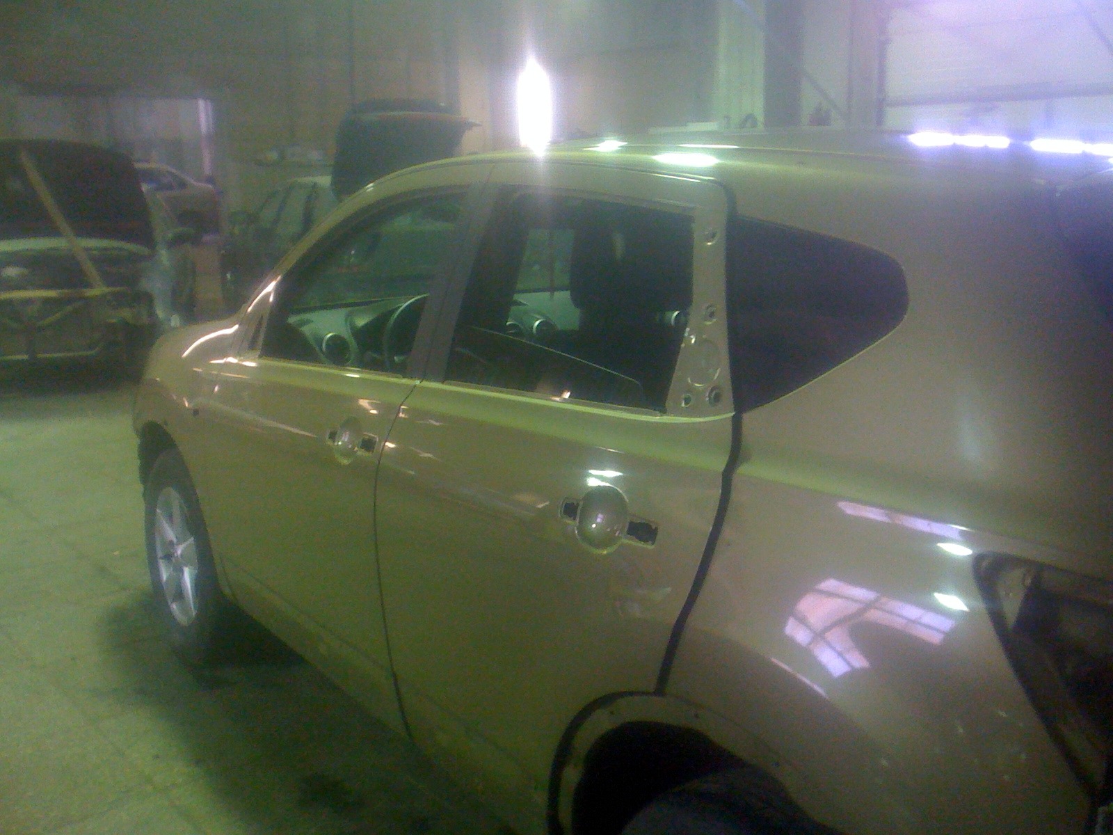 Золотистый Nissan — DRIVE2