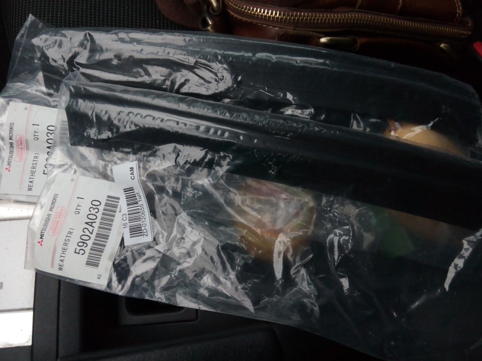 Установил уплотнитель капота. — Mitsubishi Lancer X, 2 л, 2007 года ...