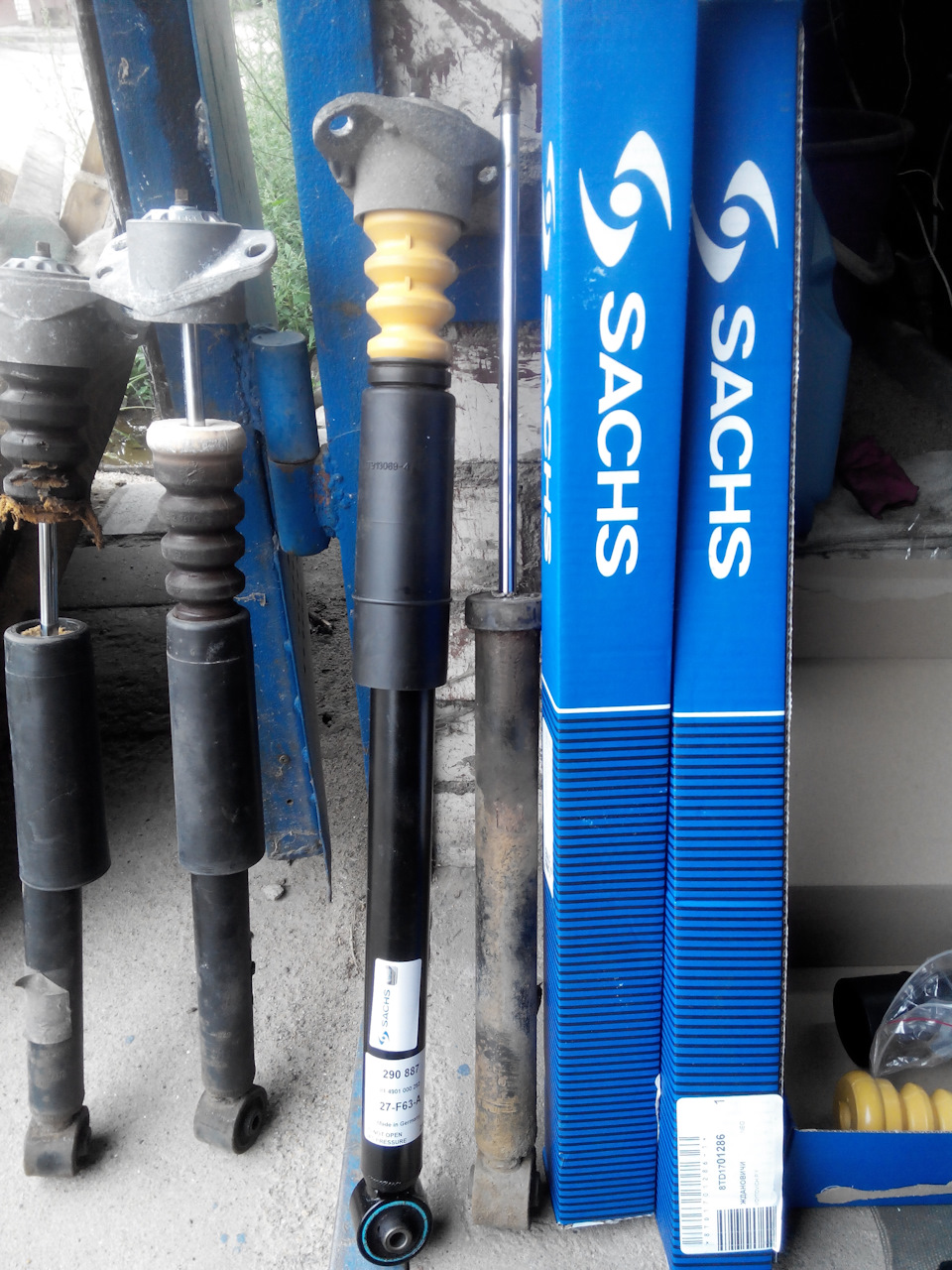 Замена задних амортизаторов Audi A2 — Audi A2, 1,4 л, 2001 года ...