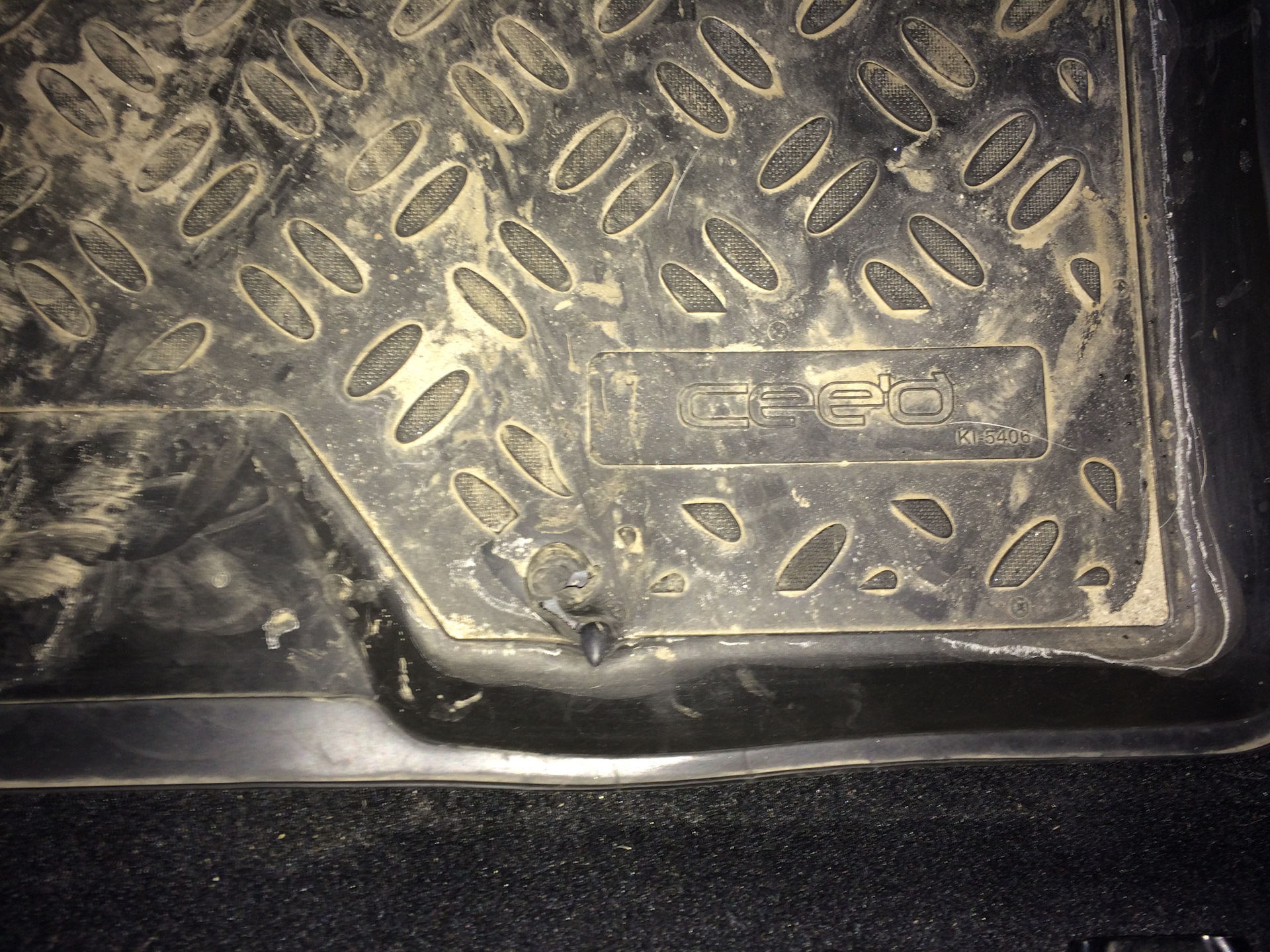 Крепление ковриков салона. — Hyundai i30 (1G), 1,6 л, 2009 года ...