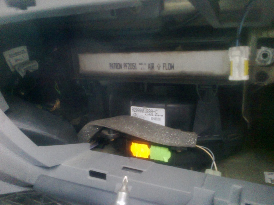 Замена салонного фильтра — Renault Laguna II, 1,9 л, 2001 года ...