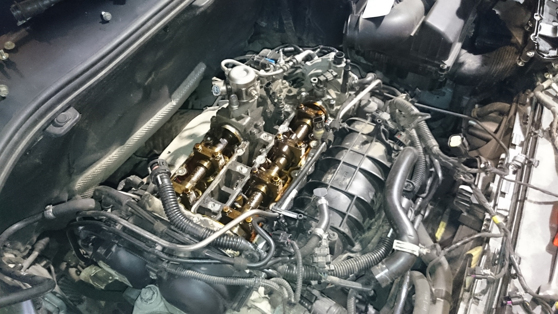 Замена прокладки клапанной крышки на ДВИГАТЕЛЕ B4164T — Volvo S60 (2G ...