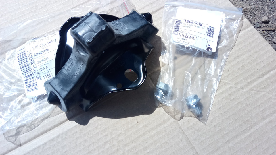 Подтянул глушитель и поставил насадки. — Volkswagen Jetta IV, 2 л, 2000 ...