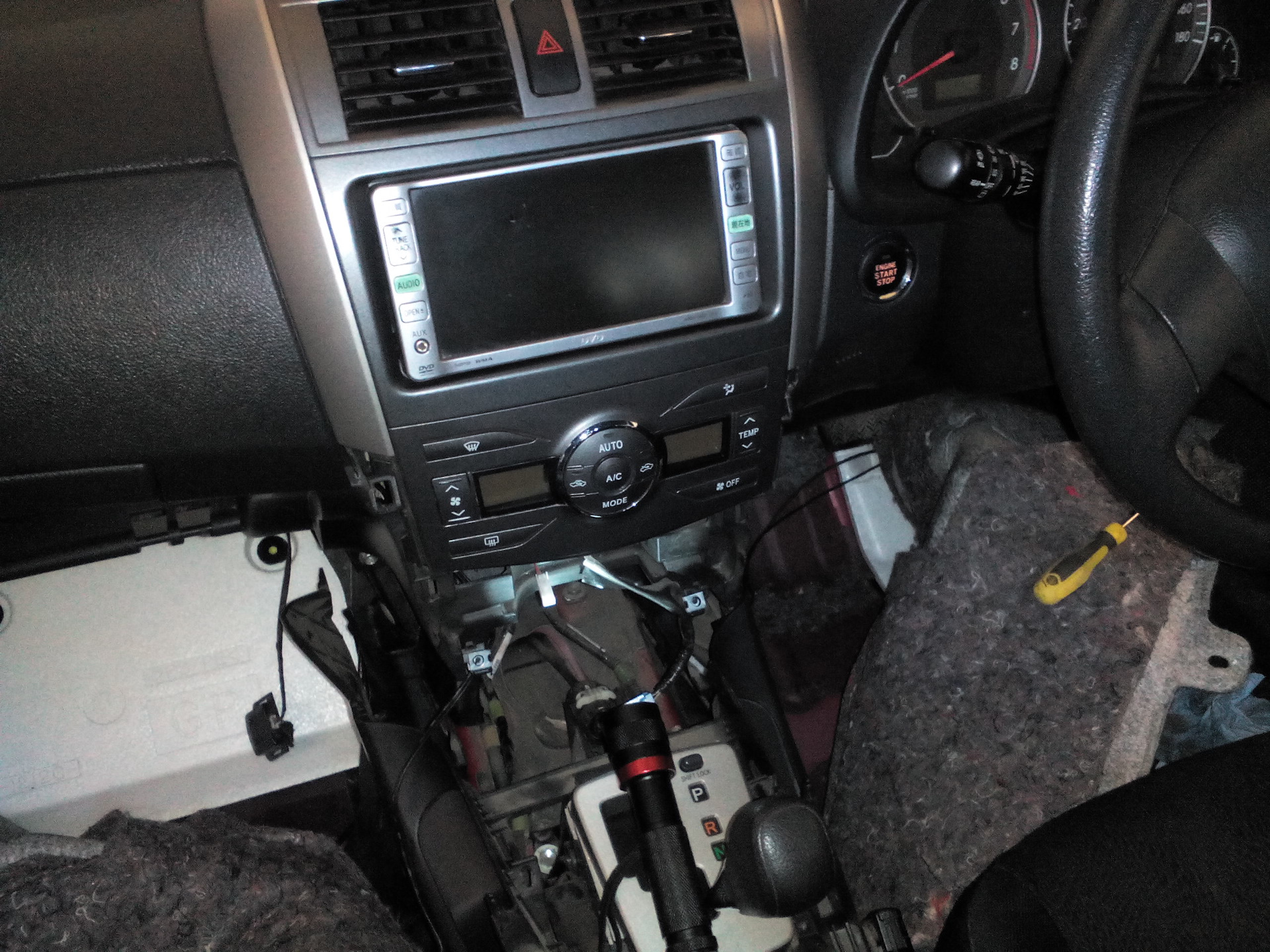 Воздуховоды для задних пассажиров. — Toyota E 140, 1,5 л., 2007 года ...