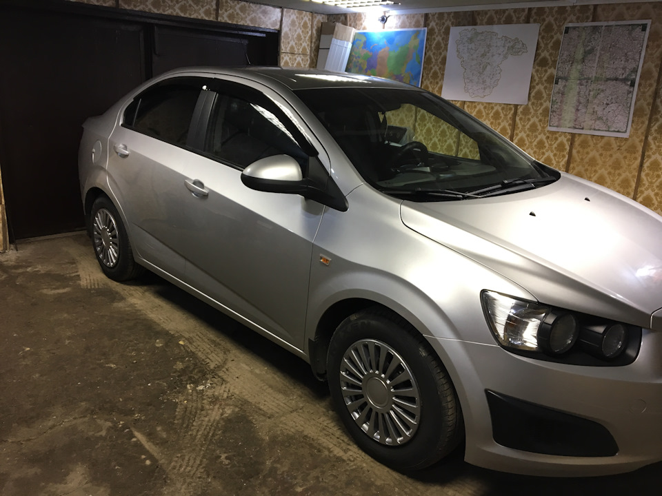 Уплотнительные резинки капота, наклейка кондиционера и новые колпаки ...