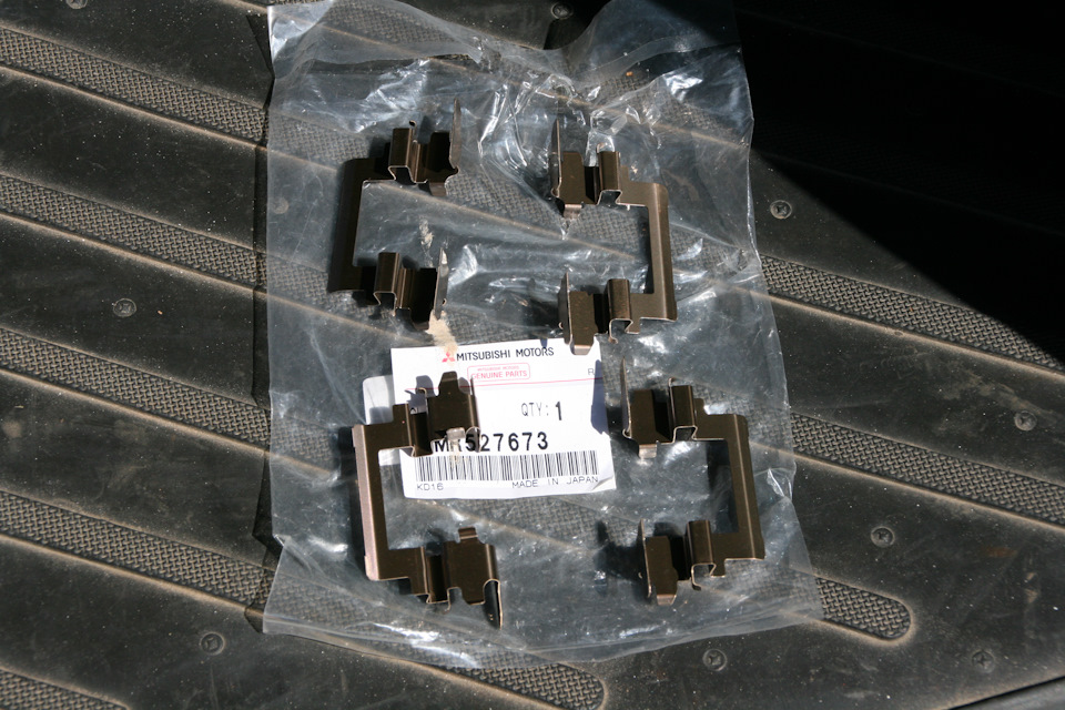 MR527673 Монтажный комплект тормозных колодок. Передняя ось Mitsubishi ...