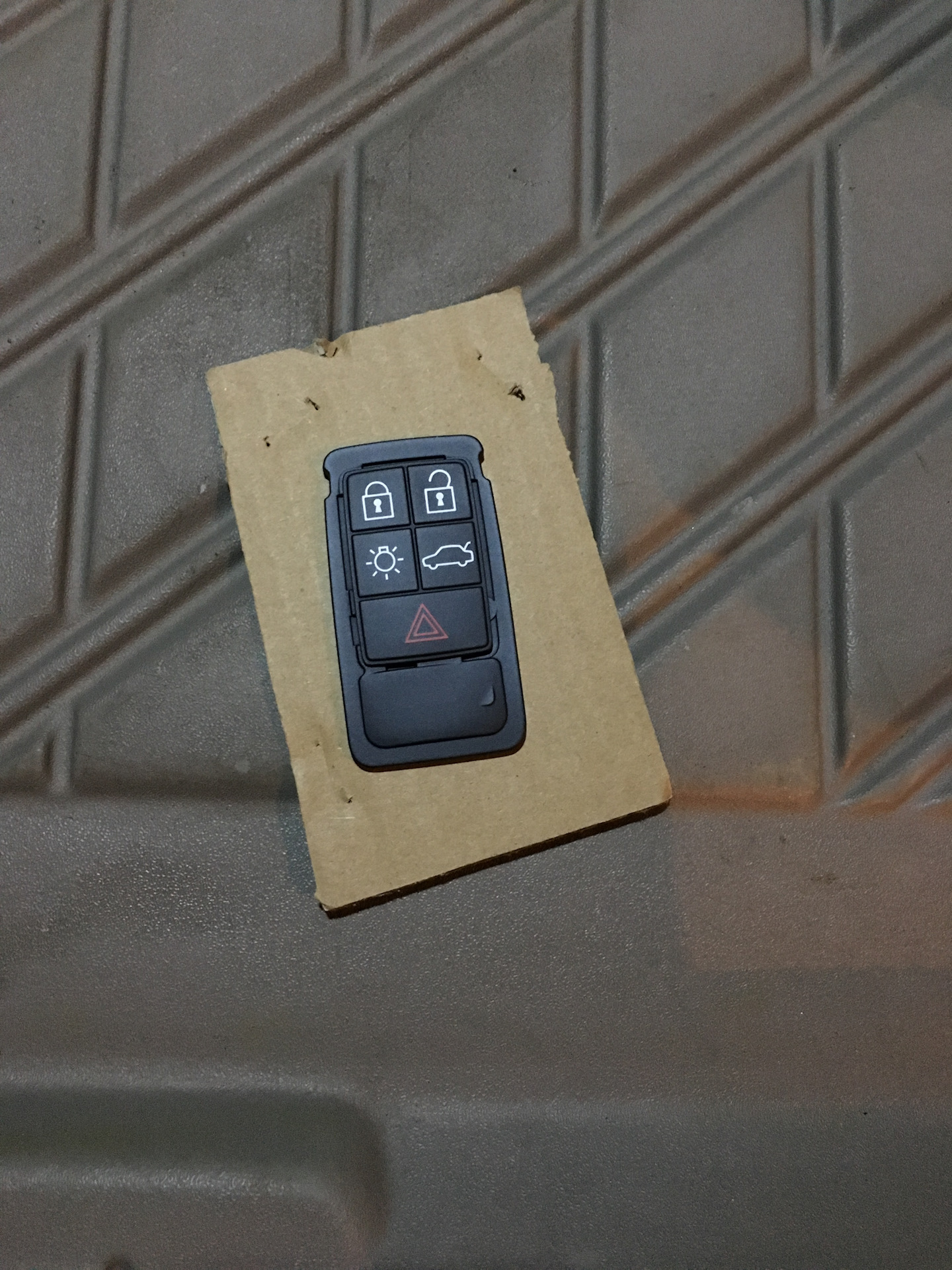 Замена кнопок на брелке — Volvo XC70 III, 3,2 л., 2008 года | своими ...