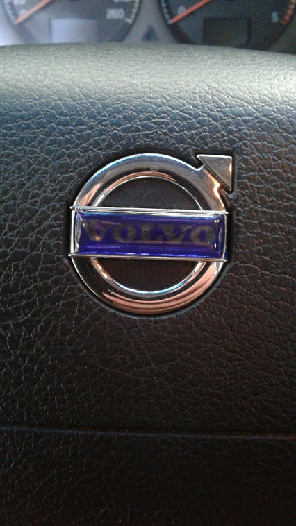 Значок в руль, нестандартное решение! — Volvo S80 (1G), 2,4 л, 2002 ...