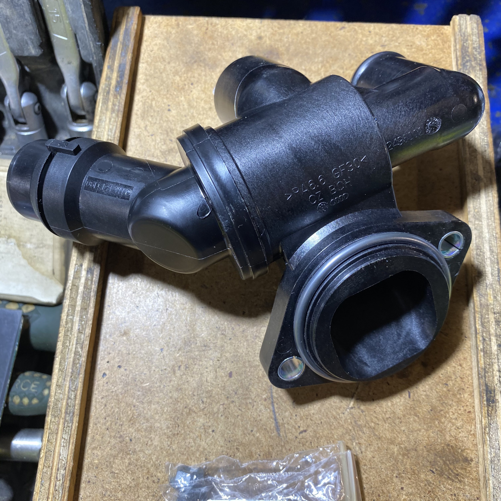 Замена корпуса масляного фильтра 06F115397J и теплообменника CLC174000S ...