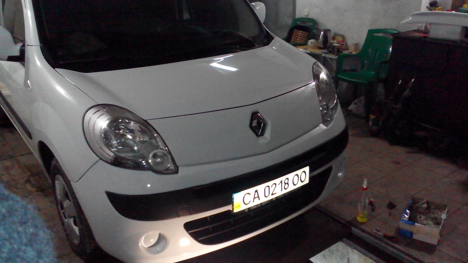 Бампера вернулись с покраски — Renault Kangoo (2G), 1,5 л, 2011 года ...