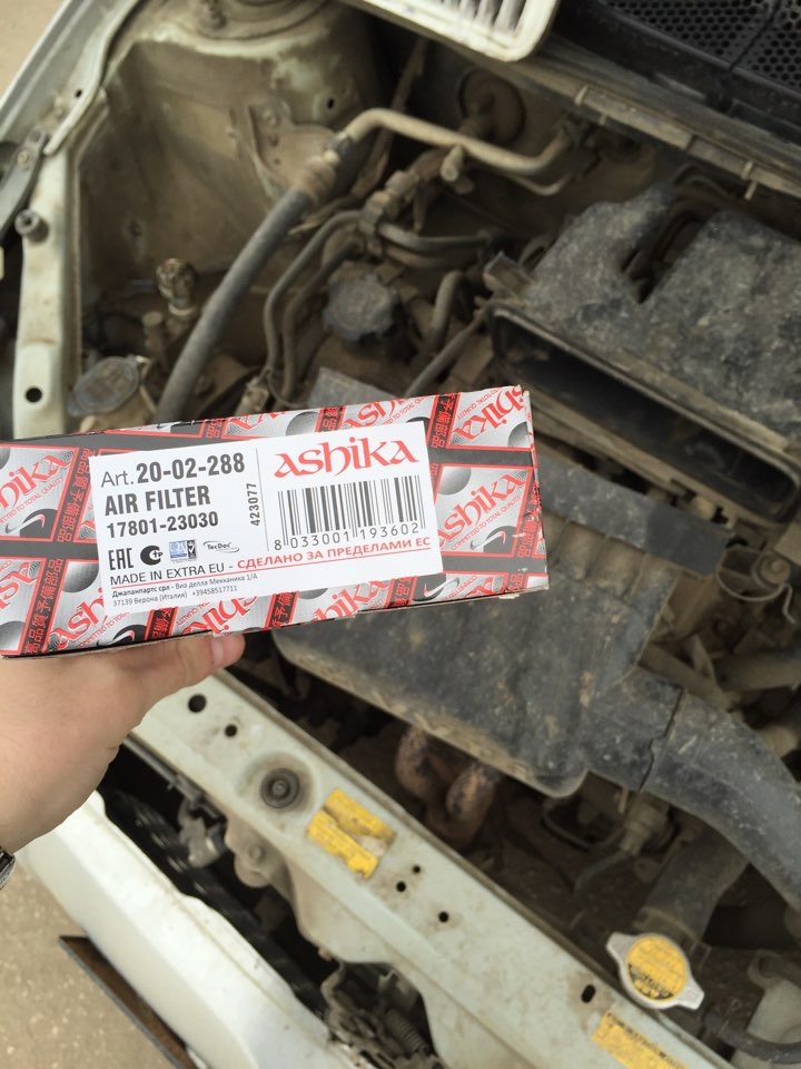 Замена воздушного фильтра проще не куда! — Toyota Yaris (p1), 1 л, 2002 ...