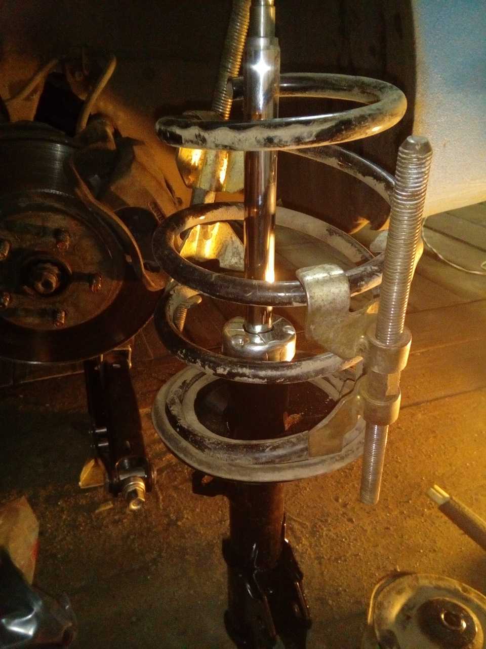 Замена передних стоек — Toyota Matrix (1G), 1,8 л, 2002 года | своими ...