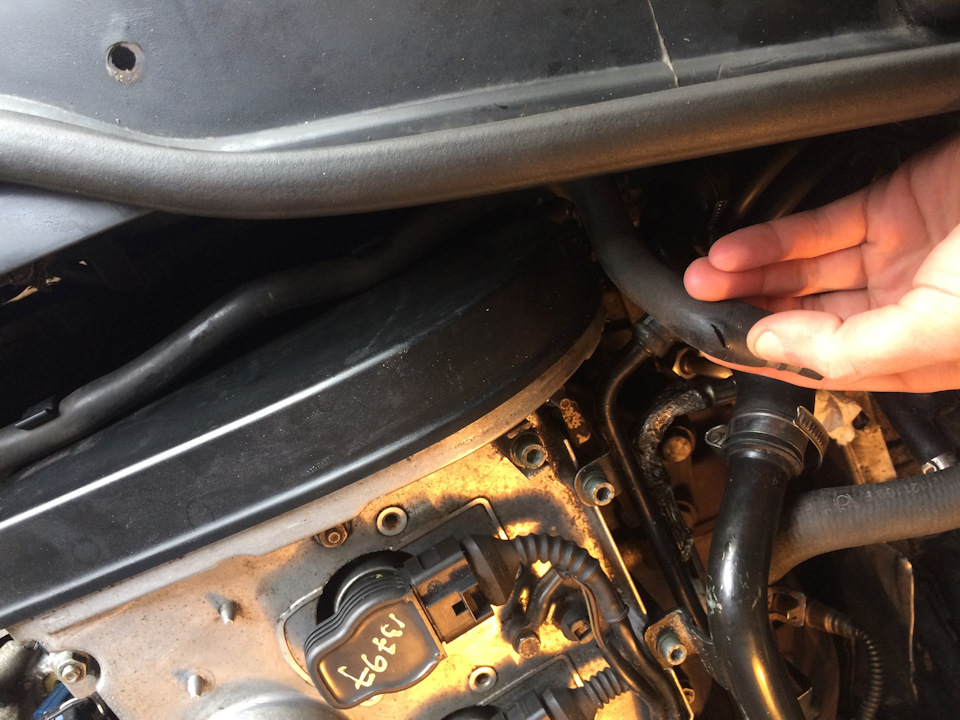 Замена трубки подачи масла в турбину — Volkswagen Passat B5, 1,8 л ...