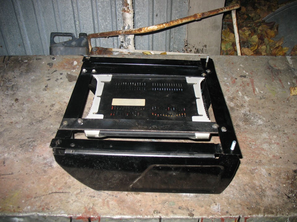 Спрятал усилок от вражих глаз — Volkswagen Transporter T4, 2,5 л, 2000 ...